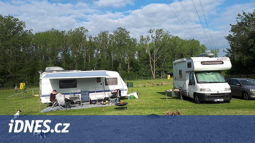 Špatně zaparkované karavany blokují cesty a ruší chráněnou přírodu ...