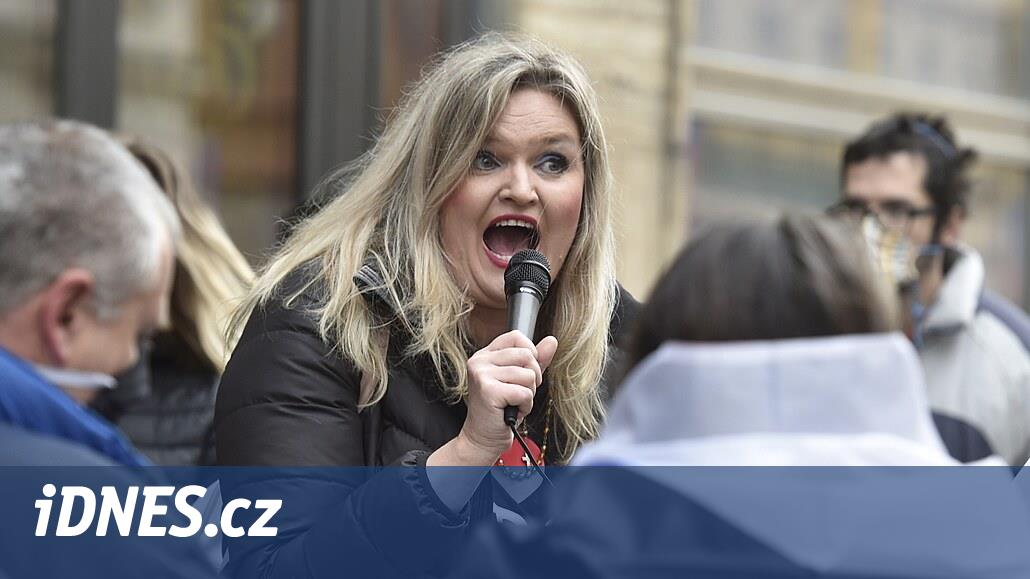 Exnovinářce Peterkové hrozí osm let vězení, vinu za šíření hoaxů odmítla - iDNES.cz