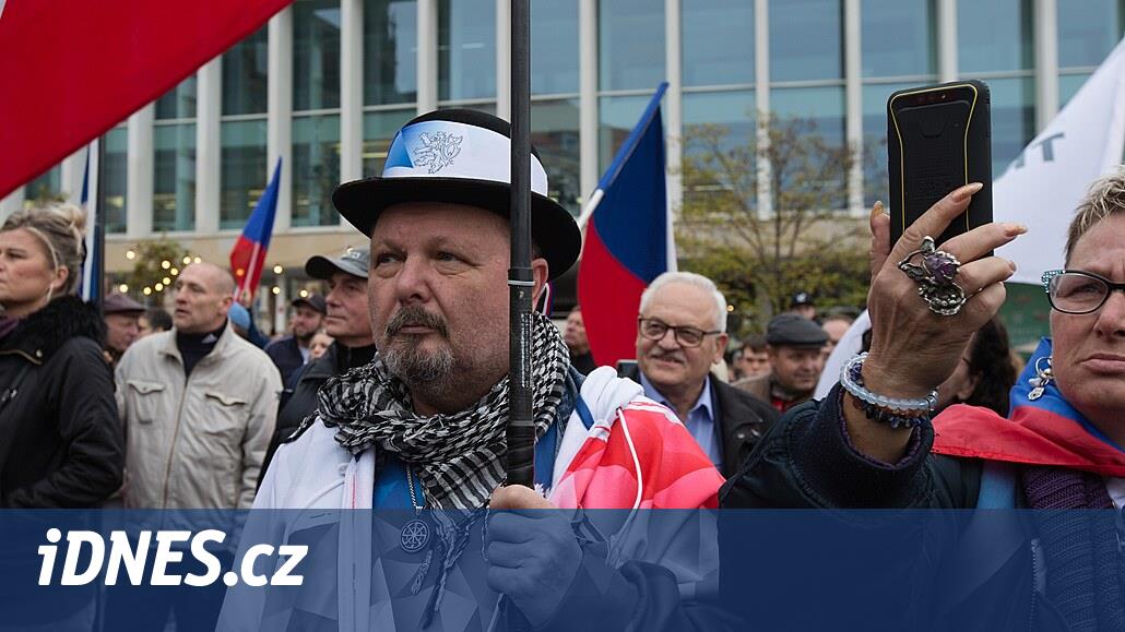 Chceme mír a demisi vlády. Na Zelném trhu se sešli demonstranti - iDNES.cz