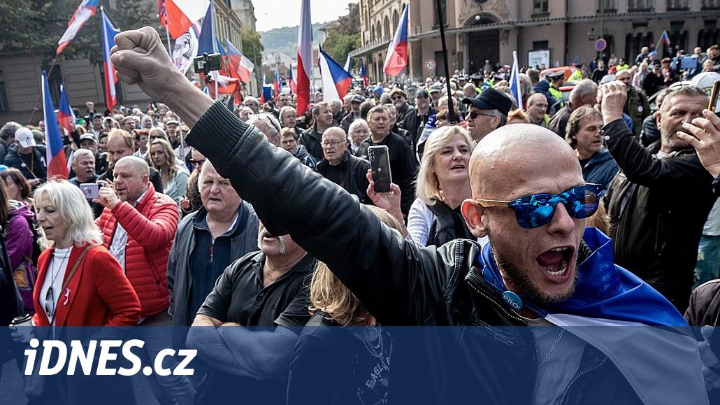 Hanba vládě, demisi, demisi, křičeli demonstranti před Úřadem vlády ...