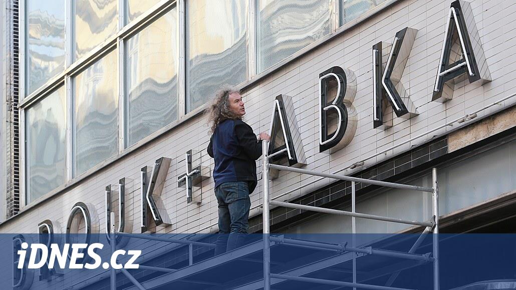 Na obchodní dům Brouk a Babka se vrátil původní nápis, vedly se o něj ...