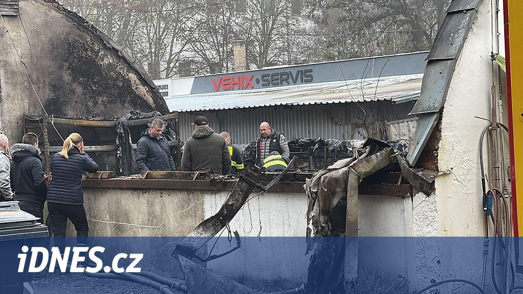 Pražští hasiči bojovali s požárem skladu s kulisami, škoda je 5 milionů ...