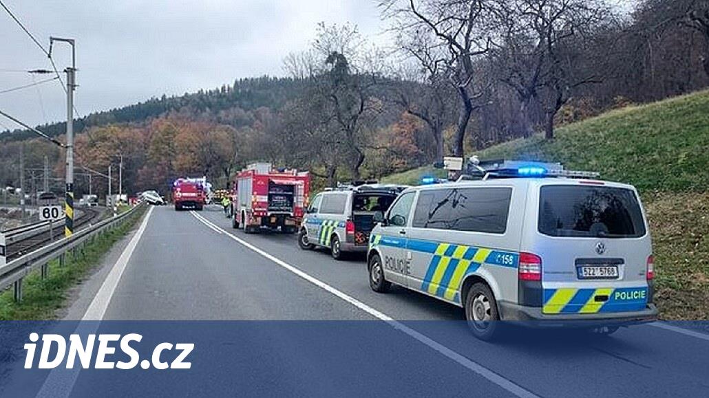 Nehoda se dvěma mrtvými zablokovala hlavní tah na Vsetínsku - iDNES.cz