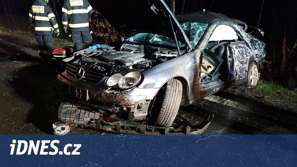 Po nárazu do mostku auto udělalo přemet, mladík za volantem měl zákaz ...