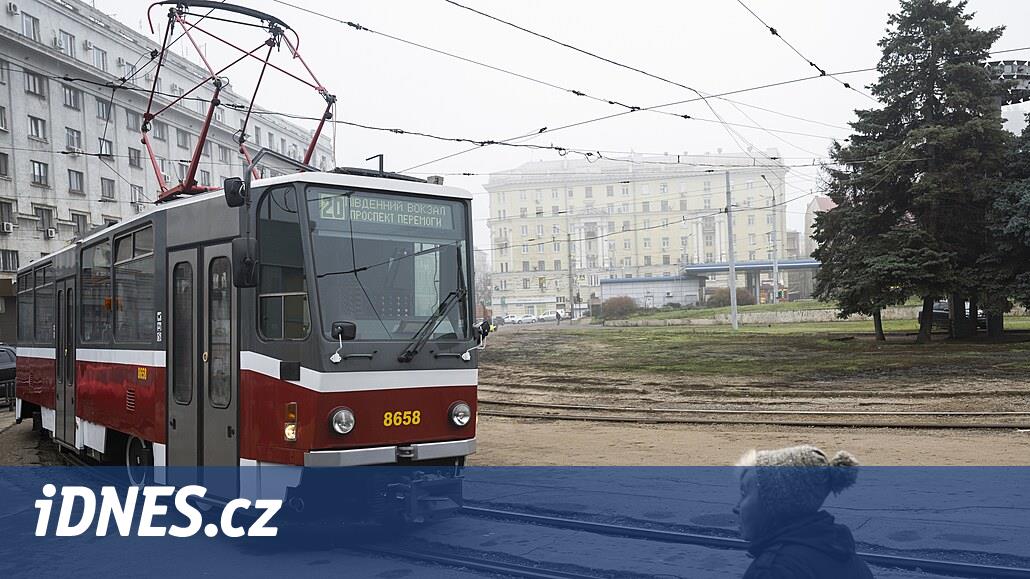 V Charkově už vozí cestující první tramvaj, kterou městu darovala Praha ...