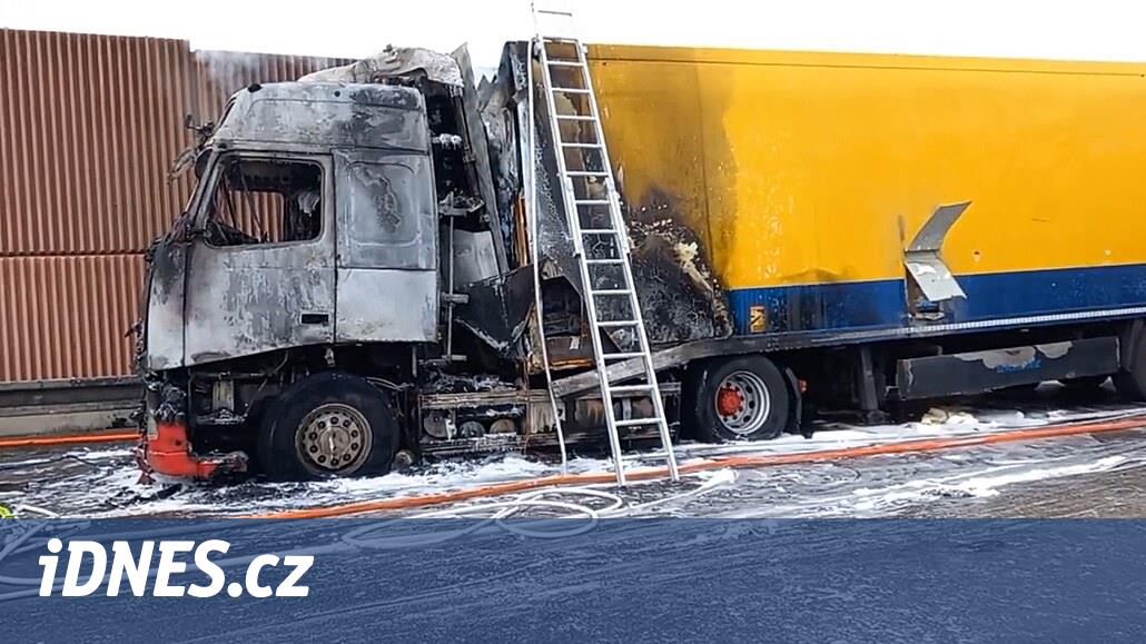 Požár kamionu uzavřel D1 u Brna. Dálnice se zprůjezdnila až po 7 hodinách - iDNES.cz