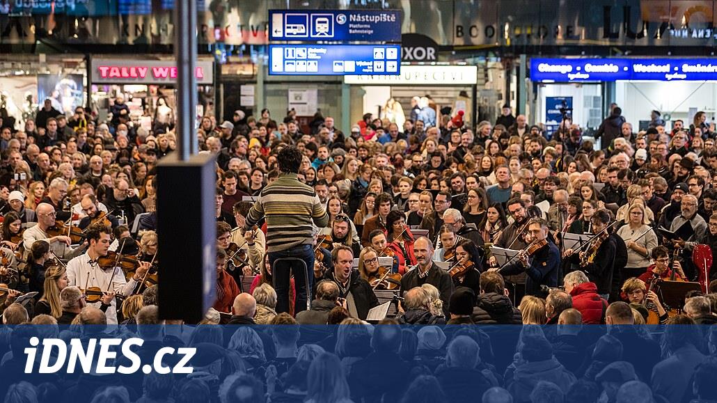 Halou Pražského Hlavního Nádraží Zněla Rybova Mše Přišly Stovky Lidí