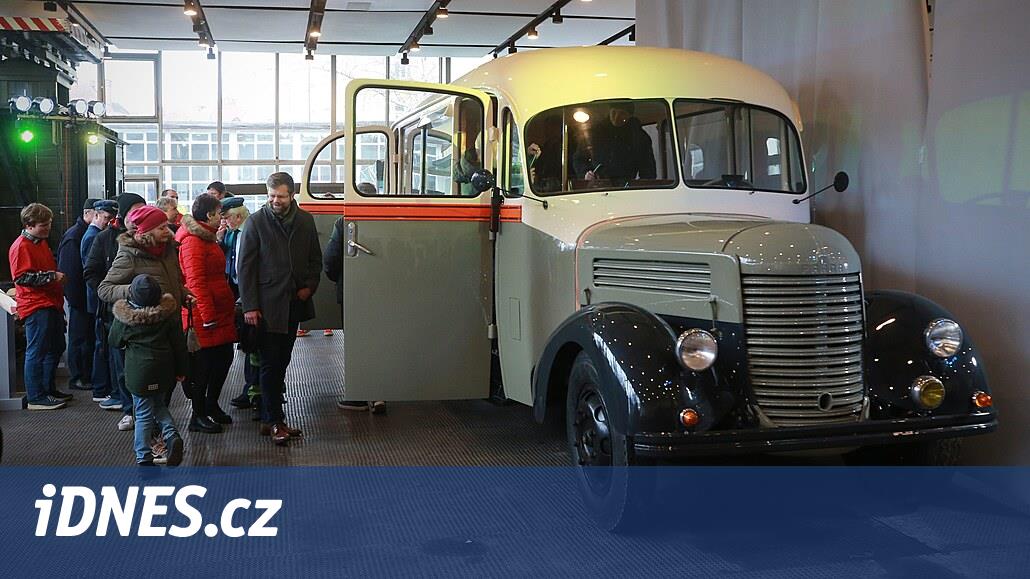 V unikátním autobusu Praga RND kdysi vrtali zuby, nadšenci mu vrátili ...