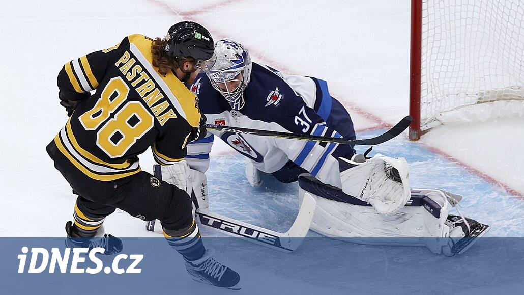 Pastrňák nastartoval vítězný obrat Bostonu, Nečas skóroval za Carolinu ...