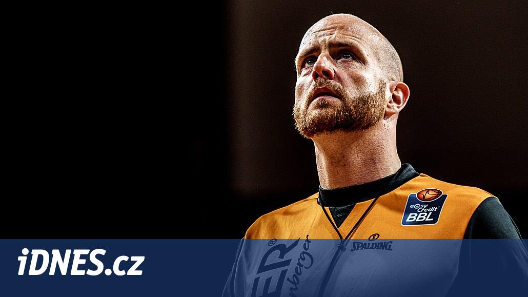 Ohol se a můžeš zase pískat, slyšel rozhodčí. Obrací se na právníky ...