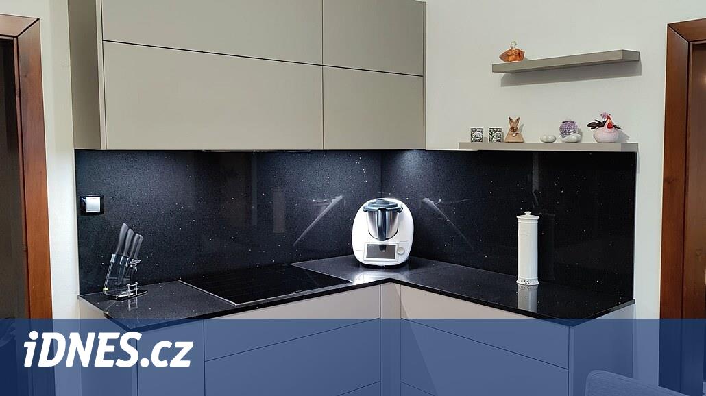 Malá, ale praktická. Kuchyň respektuje výšku svých majitelů - iDNES.cz