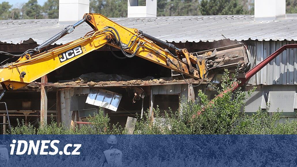 V Letech u Písku skončilo bourání vepřína, kde byl romský koncentrační ...