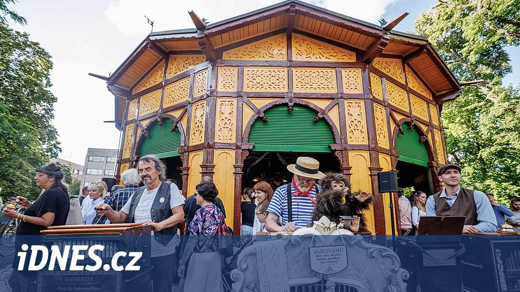 Historický kolotoč na Letné se opět roztočil, v provozu bude do konce ...
