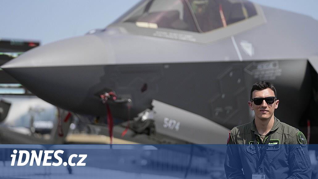 S dronem jako parťákem. Technologie mění, co znamená být „Top Gun ...