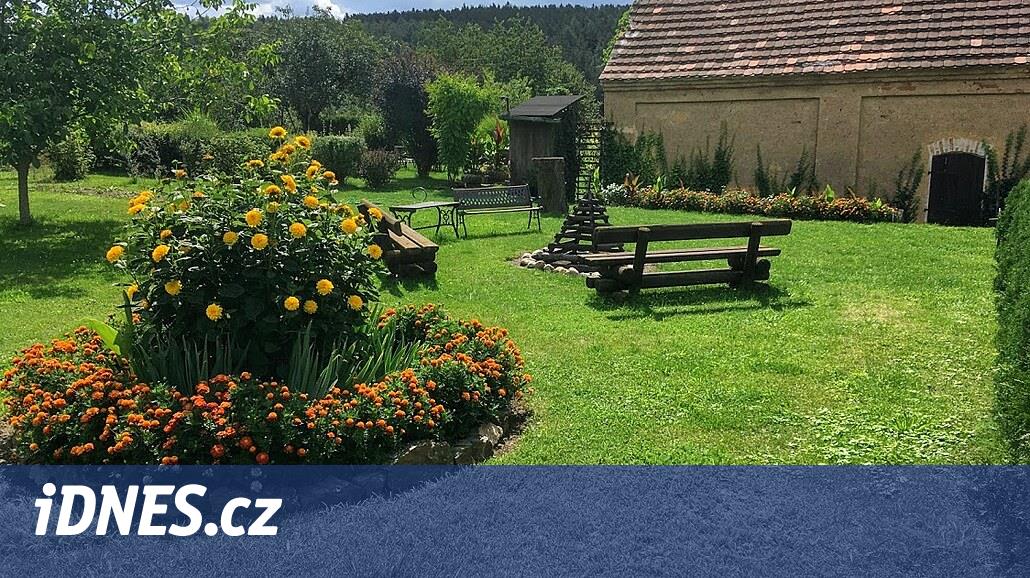 Ze dvora s chlívky, slepicemi a králíky si vytvořili oázu na důchod ...