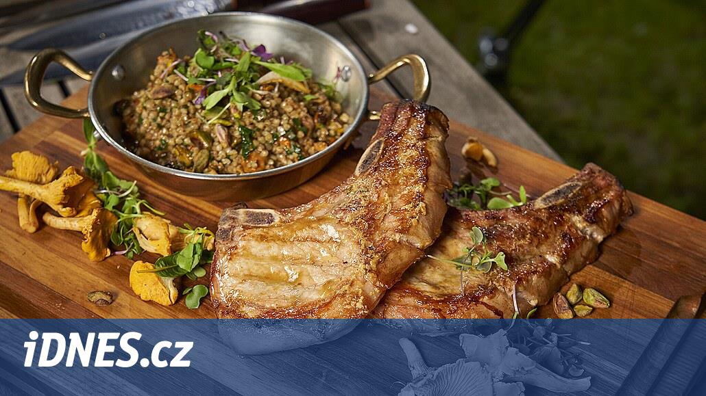 Vepřová kotleta s liškovým ragú na grilu vás nadchne rychlou přípravou ...