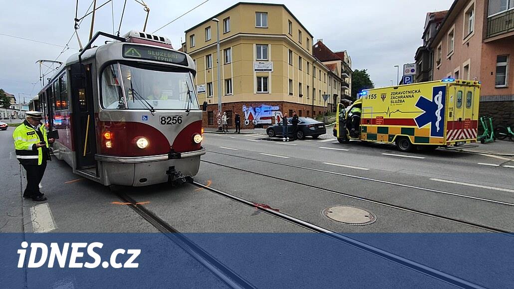 V Praze srazila tramvaj chodce, skončil v umělém spánku v nemocnici - iDNES.cz