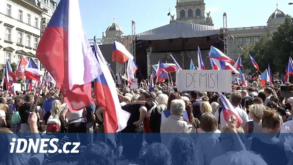 Česko na prvním místě. V Praze se koná protivládní demonstrace - iDNES.tv