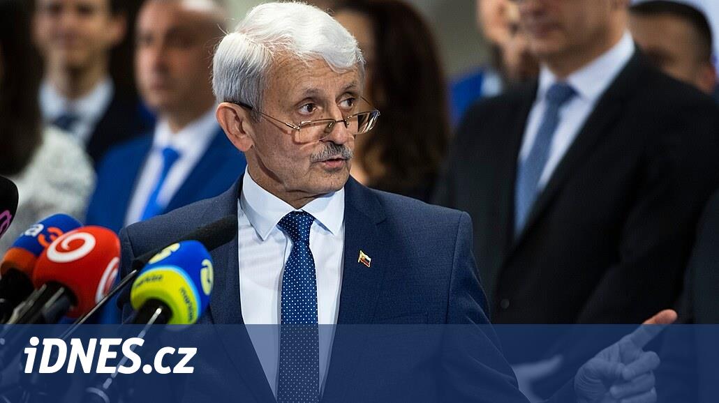 Slovensko se dostalo na okraj EU, Fico si jen chrání zadek, říká ...