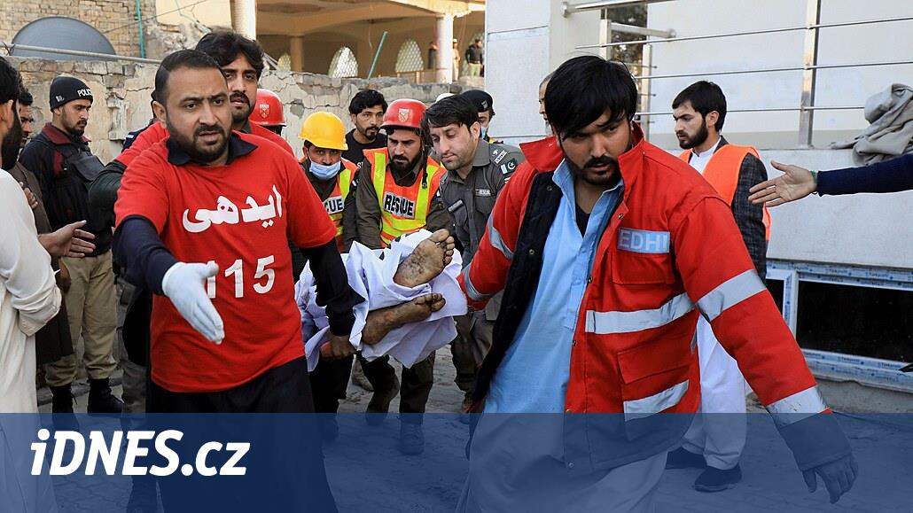 Sebevražedný atentátník zabil u mešity v Pákistánu nejméně sto lidí ...