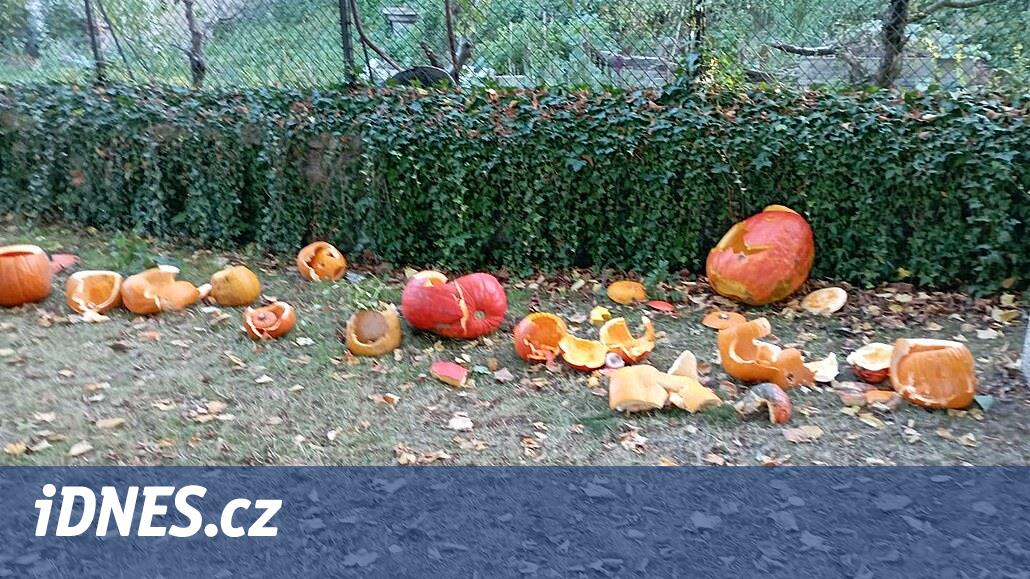 Farář dětem dvakrát rozkopal dýně u kostela, označil je za symboly zla ...