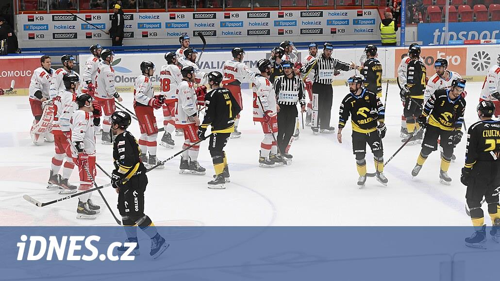 Hromadná bitka i zákaz podání rukou. V Olomouci šly všechny emoce ven ...