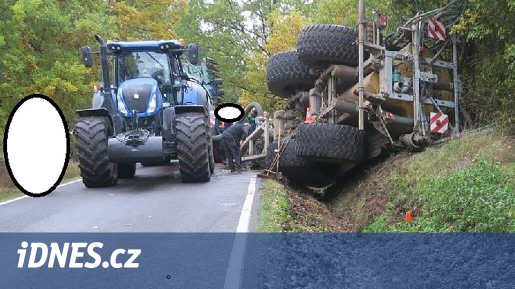 Dva traktory se srazily v zatáčce, návěs převážející kejdu skončil v ...