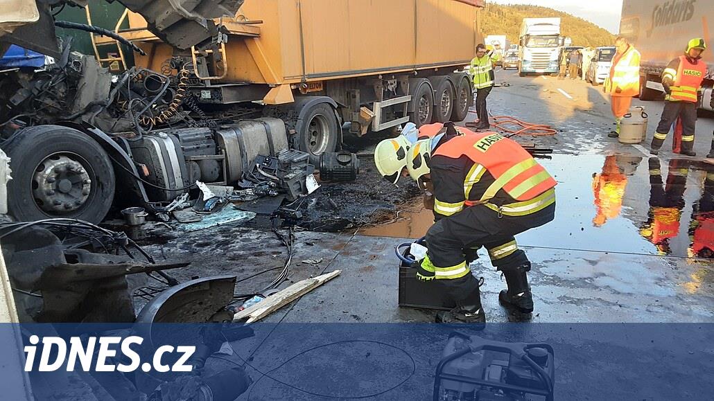 Nehody na D1 u Přerova omezily provoz na Prahu, postupně bouralo ...