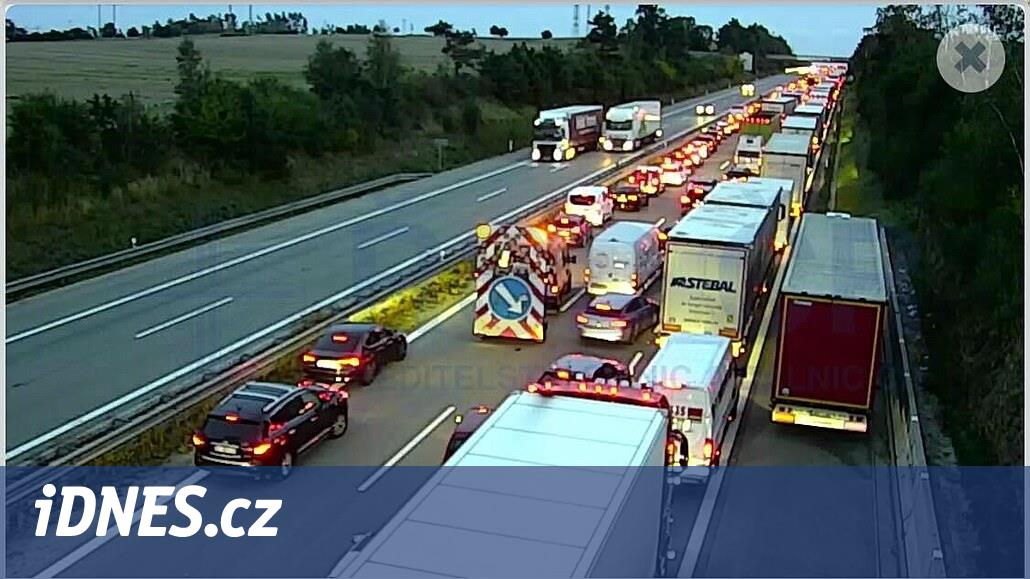 Dálnici D1 zastavily dvě nehody. Pro zraněného motorkáře letěl vrtulník - iDNES.cz
