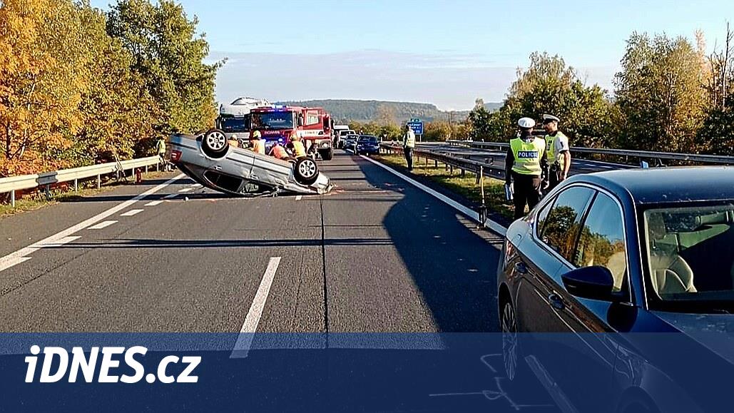 D10 ve směru na Prahu zablokovala hromadná nehoda, jeden vůz skončil na ...