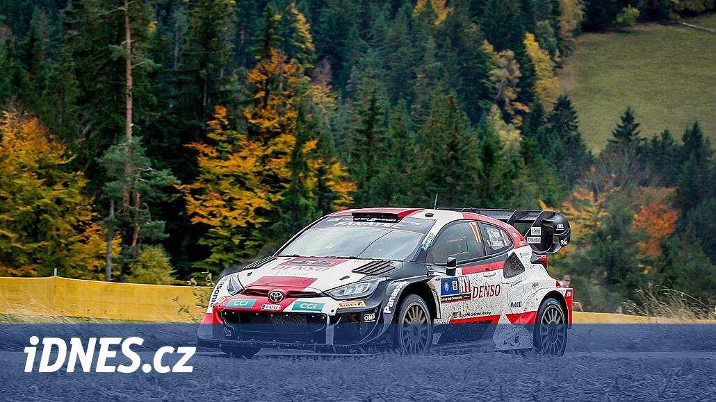 OBRAZEM: Hrad, Chuchle, Šumava, déšť i bouračka. Hvězdy rallye projely ...
