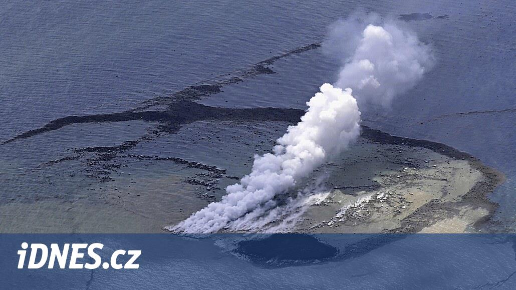 U Japonska vznikl po erupci nový ostrůvek, může se dál zvětšovat - iDNES.cz