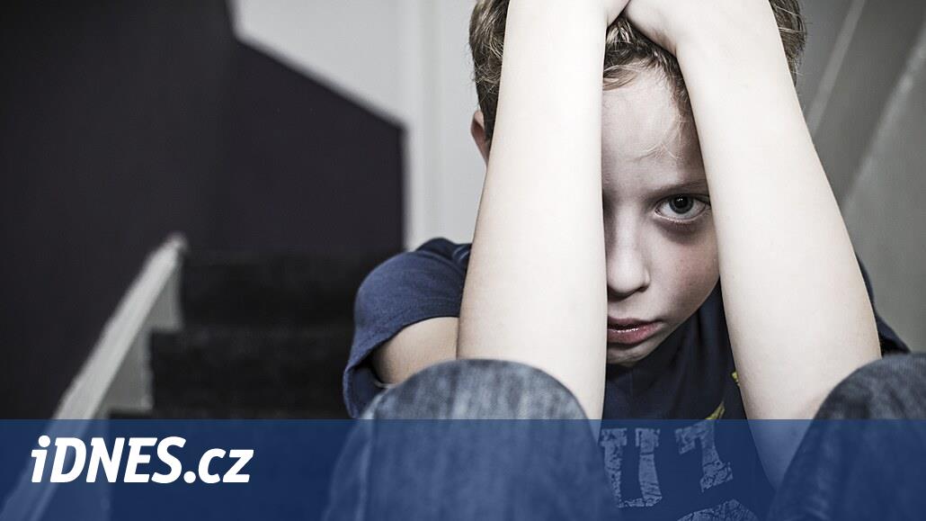 Dětí zažívajících domácí násilí přibývá, na odbornou pomoc čekají až ...