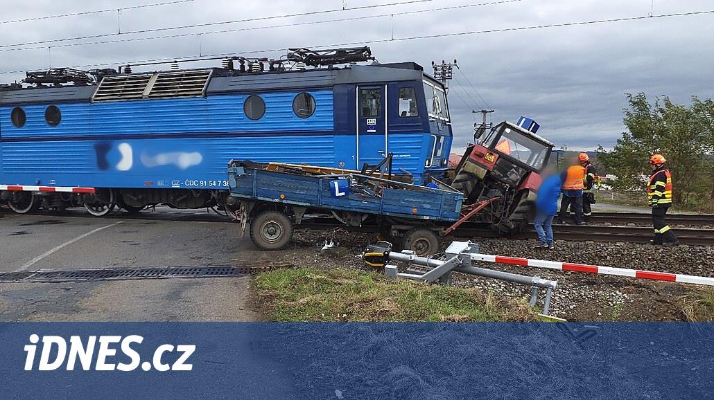 Traktor autoškoly zastavil na přejezdu, nabral ho vlak. Zřejmě měl ...