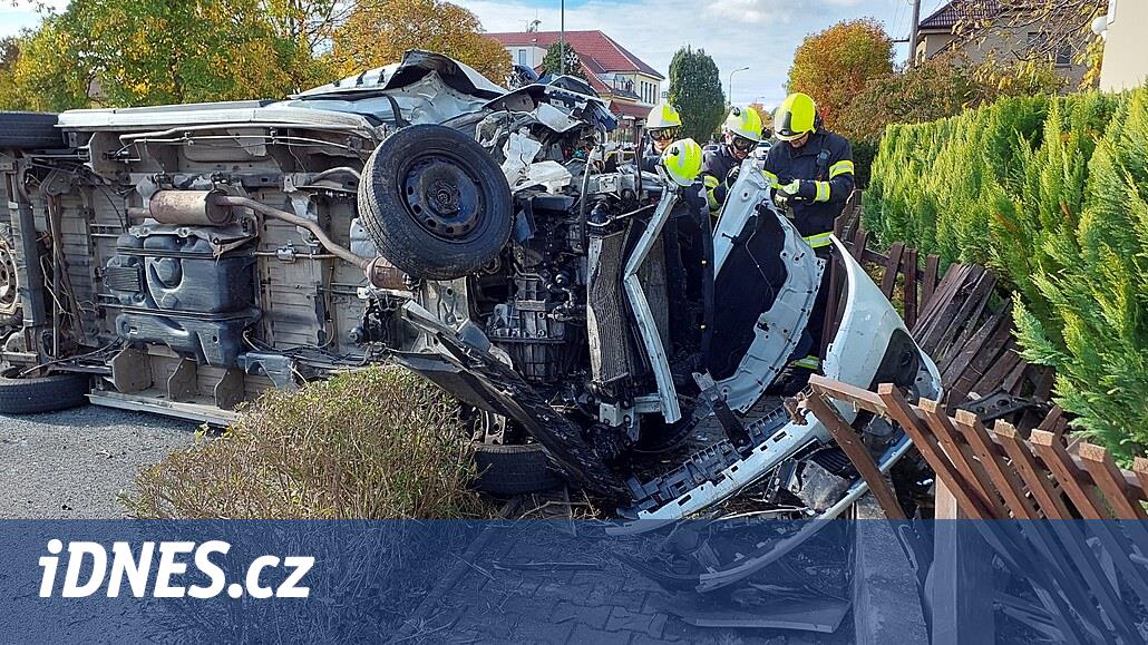 Řidič dodávky usnul za volantem, při nehodě zdemoloval plot u domu ...