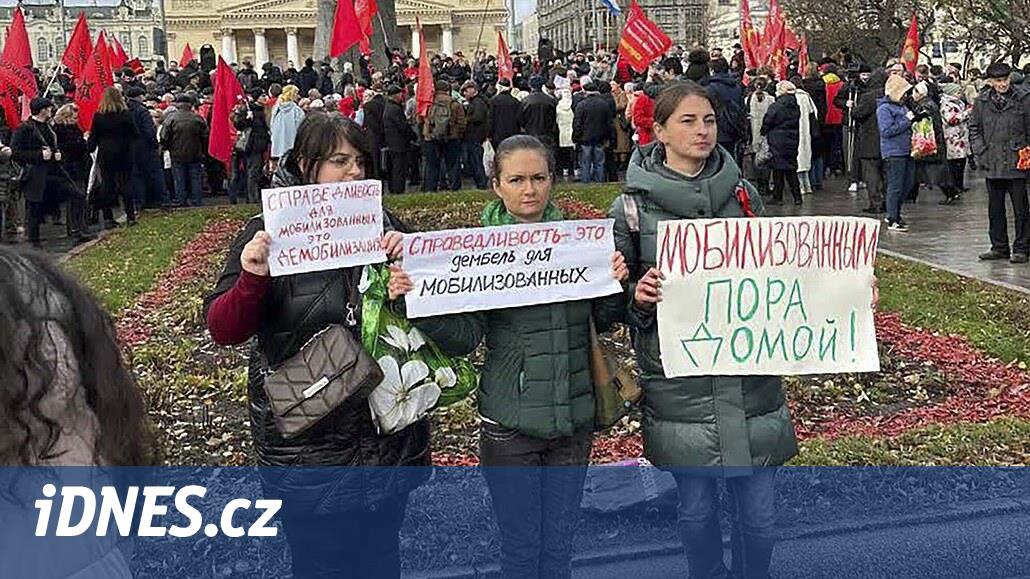 Fronta je v pohodě, mají říkat ruští vojáci. Jejich ženy nazvaly Putina ...