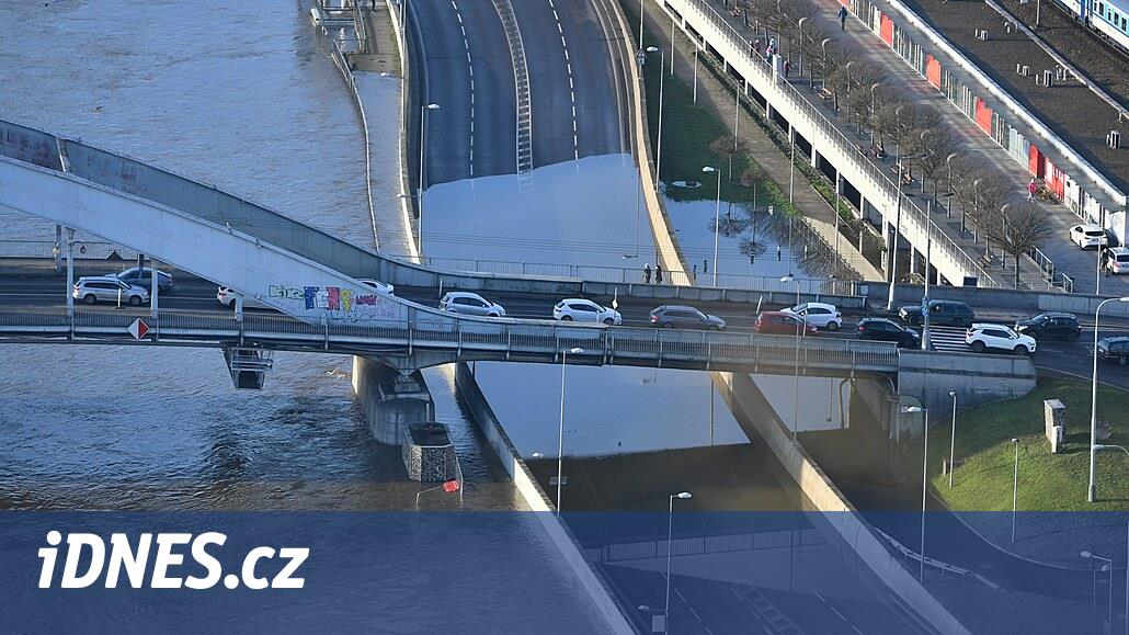 Protipovodňová vana v Ústí je plná vody. Lidé čile vtipkují, ŘSD se ...