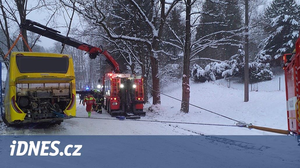 Havaroval autobus i kamion. V Pardubickém kraji má napadnout deset ...