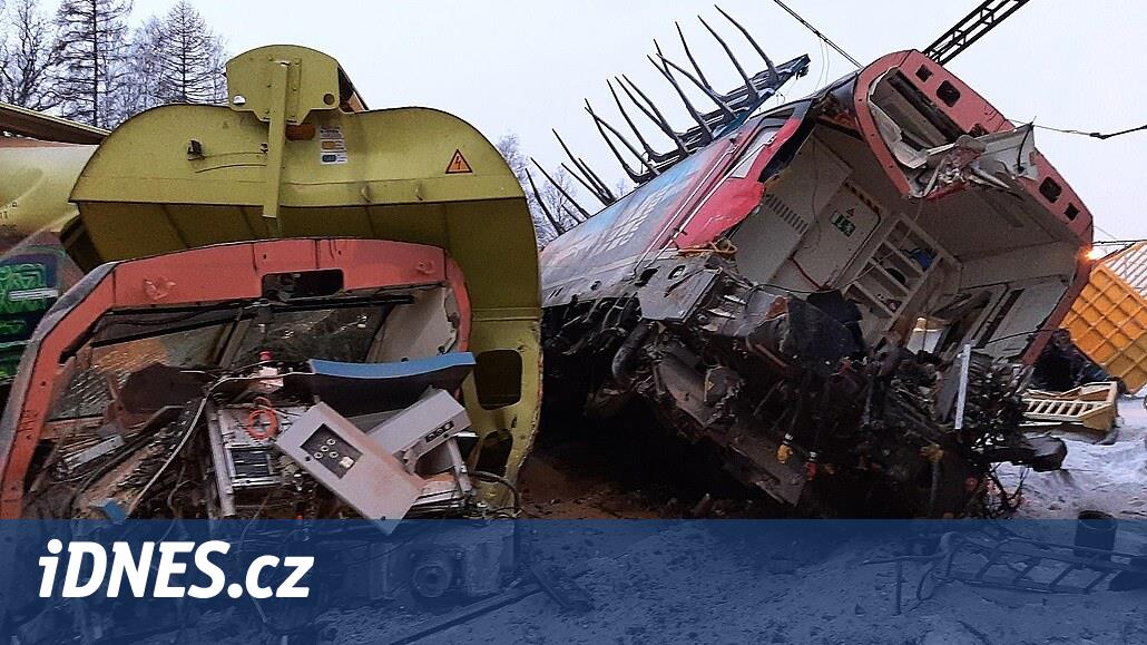 Z havarovaných vlaků v České Třebové zbyla jen hromada šrotu, musí se ...