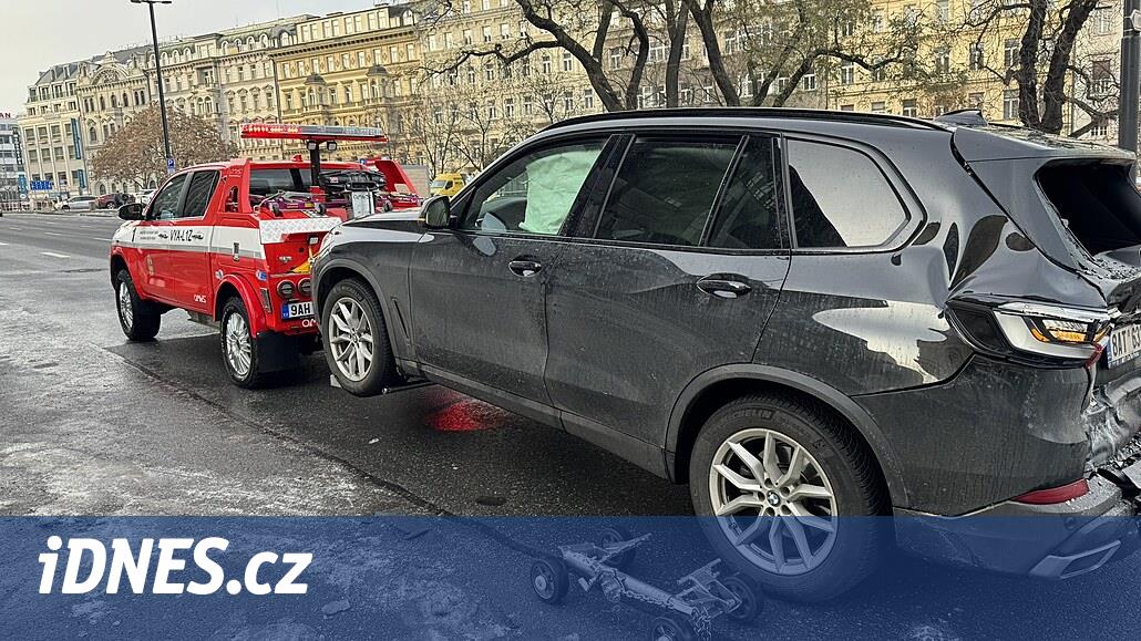 Tři nehody na jedné křižovatce během chvíle. Dopravu v Praze komplikuje ...