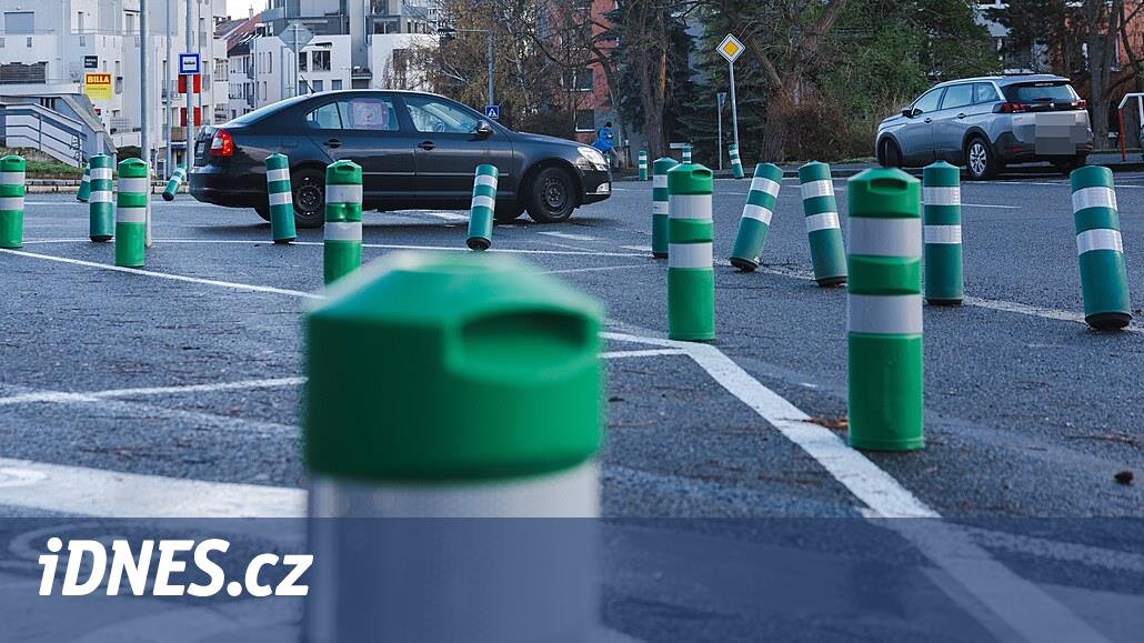 Zeleno-bílé sloupky na silnicích zaplavily Prahu, záchranářům často ...