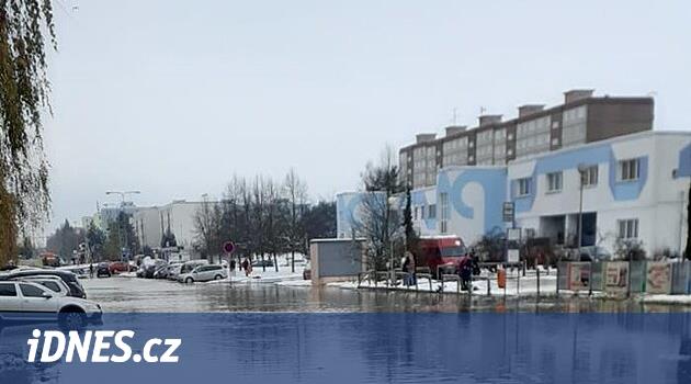 Havárie potrubí zaplavila ulice Mladé Boleslavi, tisíce lidí byly bez ...