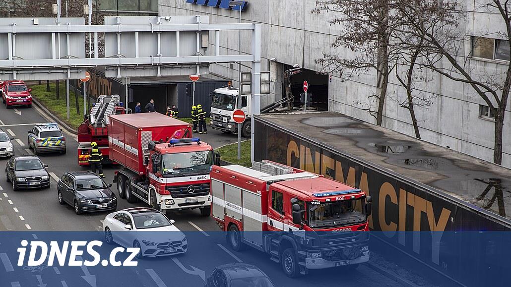 Na budově OC Nový Smíchov se uvolnil panel, zavadil o něj náklaďák s ...