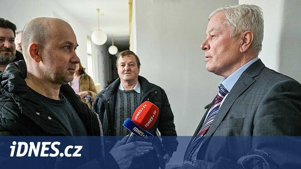 Cítím se nevinen, odmítl Skála obžalobu za popírání katyňského masakru ...