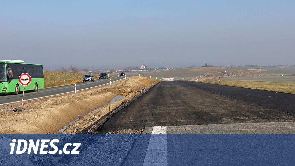 Část přivaděče k D35 u Časů se otevře v květnu, současnou trasu odtěží ...