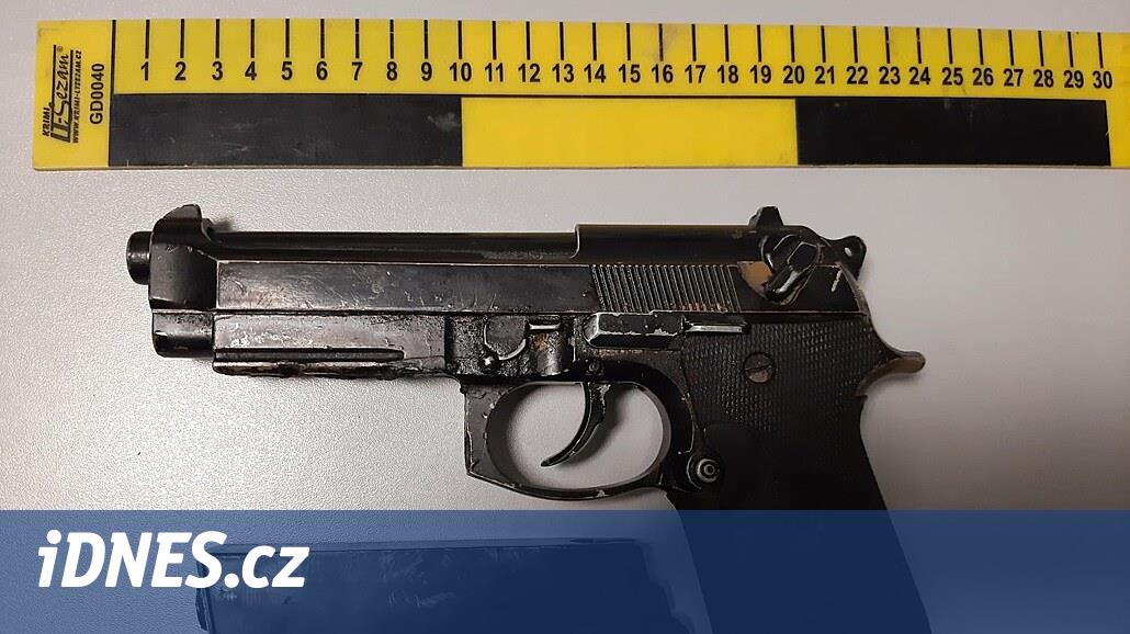 Pro pár tisíc vyrazili za dlužníkem s pistolí, na silnici mu ...