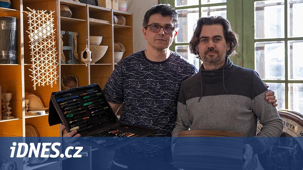 Z ebonitu a akrylu vyrobil pero pro prezidentský slib. Pocta a splněný ...