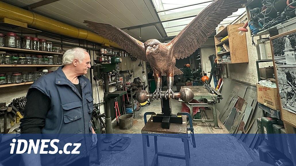 Restaurátoři dotvořili sochu sokola, kterou z tělocvičny odstřelili ...