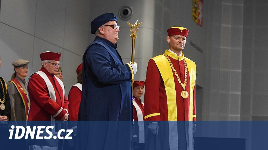 Nový rektor zlínské univerzity Milan Adámek složil slavnostní slib ...