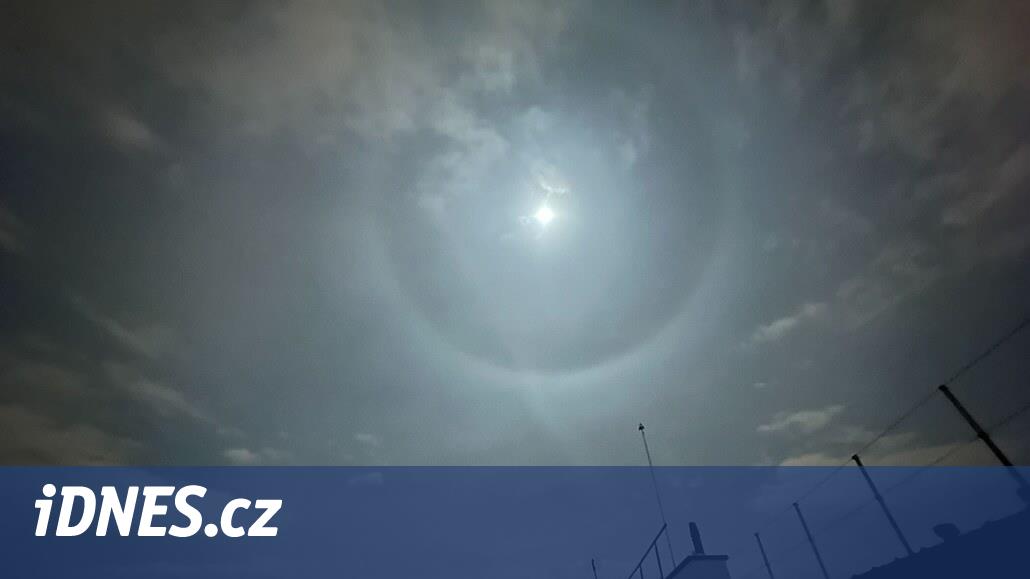 VIDEO: Měsíc s halovým jevem prosvítal noční oblohou. Byl vidět i v ...